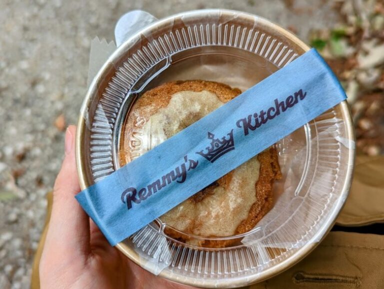 錦町公園｜スパイスの香りが食欲そそる！元「MEALS」店主が腕を振るう本格派の欧風カレーと保存料不使用の手作りドーナツ「Remmy’s ...